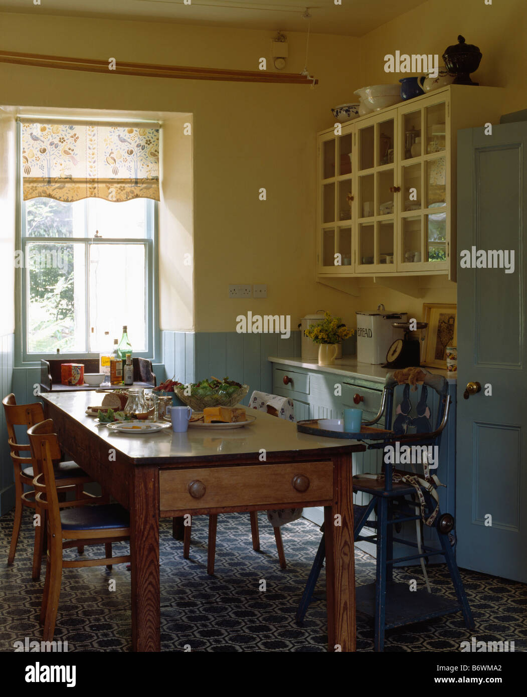 Interiors yellow diningrooms traditional hi-res stock photography and ...
