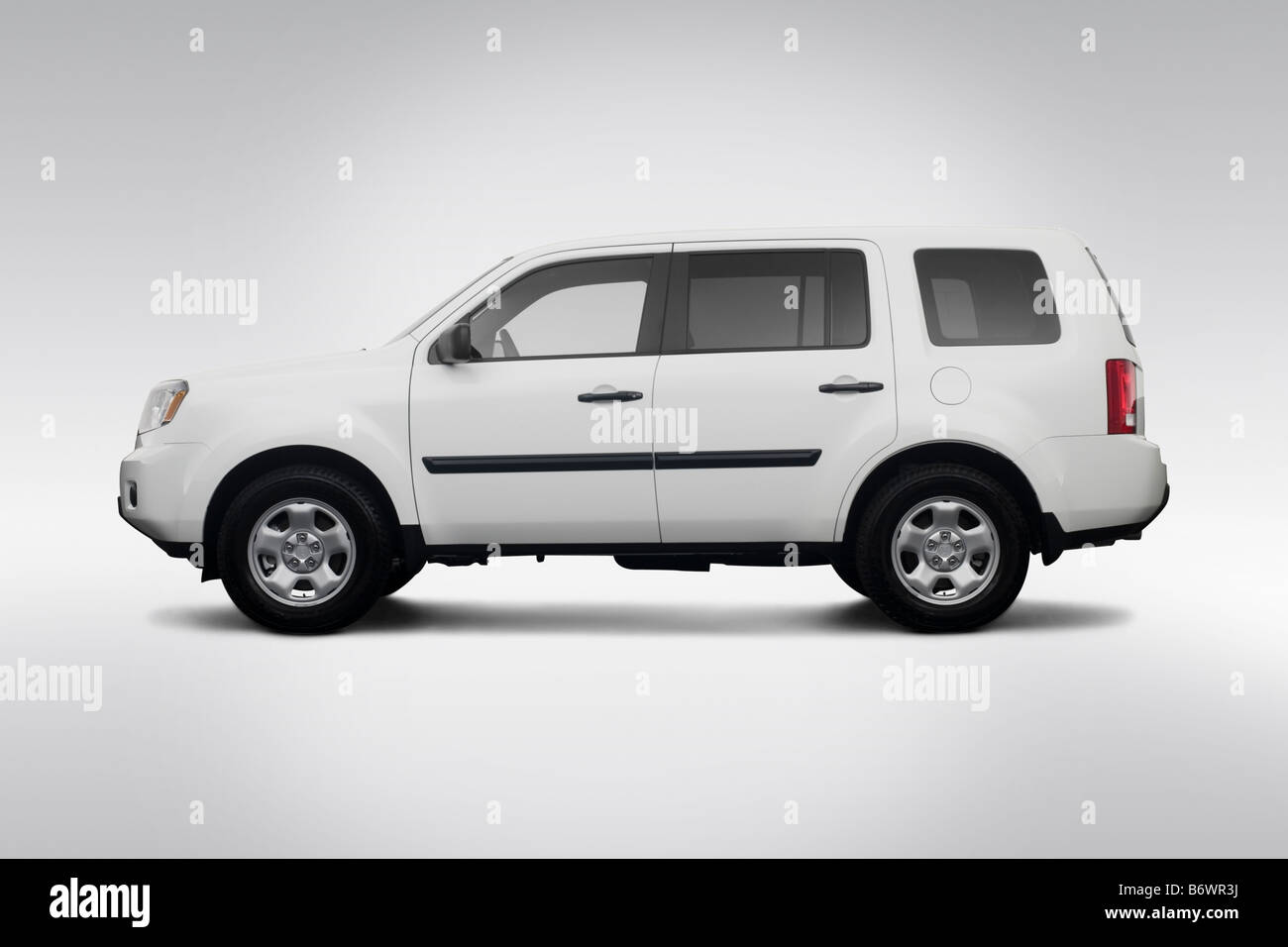 2009 Honda Pilot LX in White - Drivers Side Profile Stock Photo - Alamy