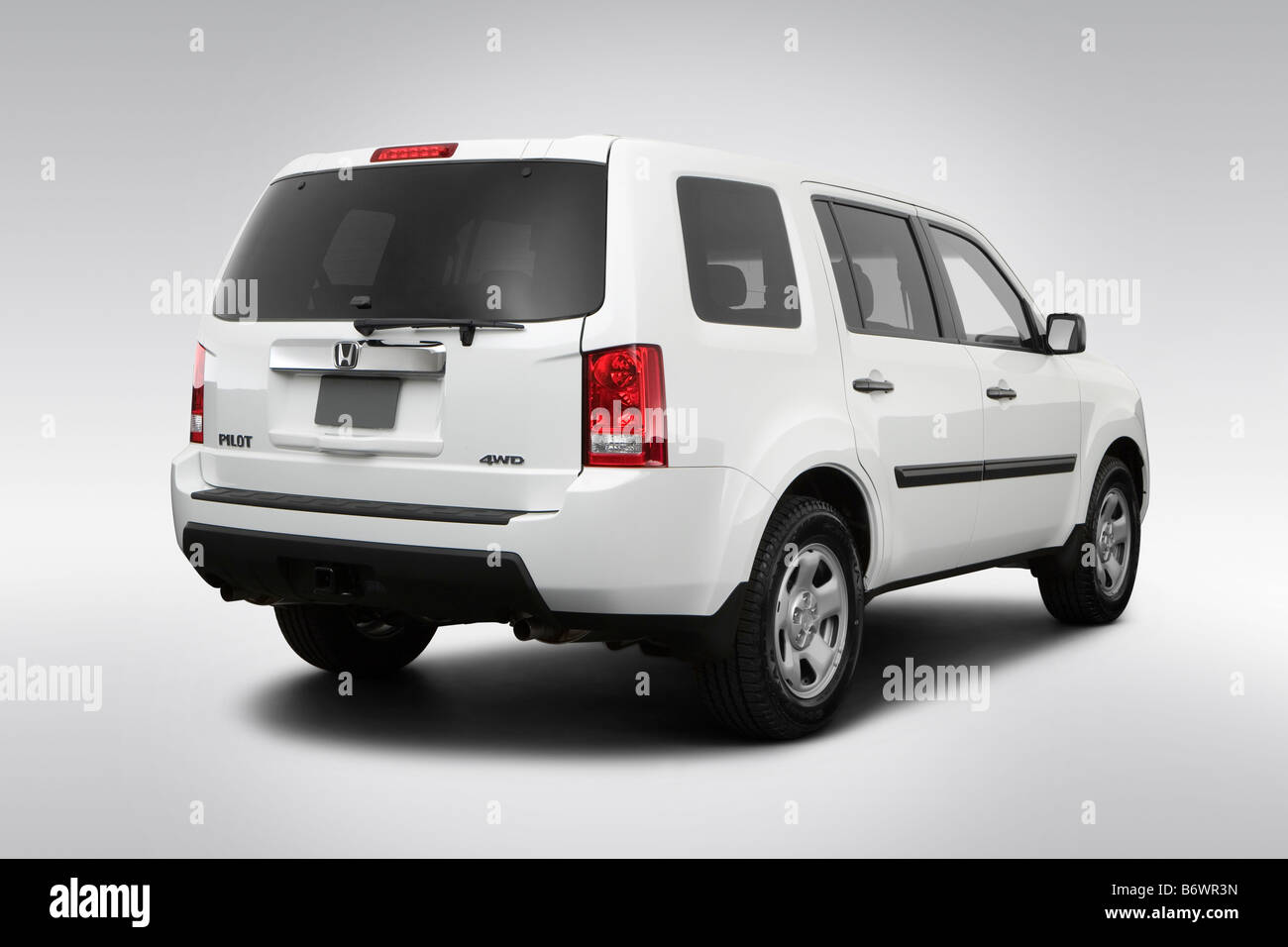 2009 Honda Pilot LX in White - Rear angle view Stock Photo - Alamy
