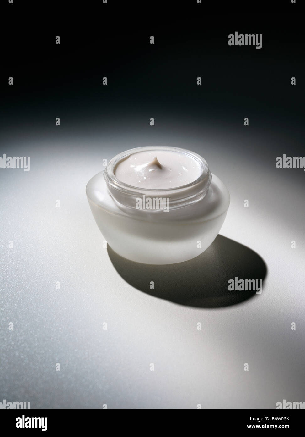 Pot of cosmetic cream Stock Photo - Alamy