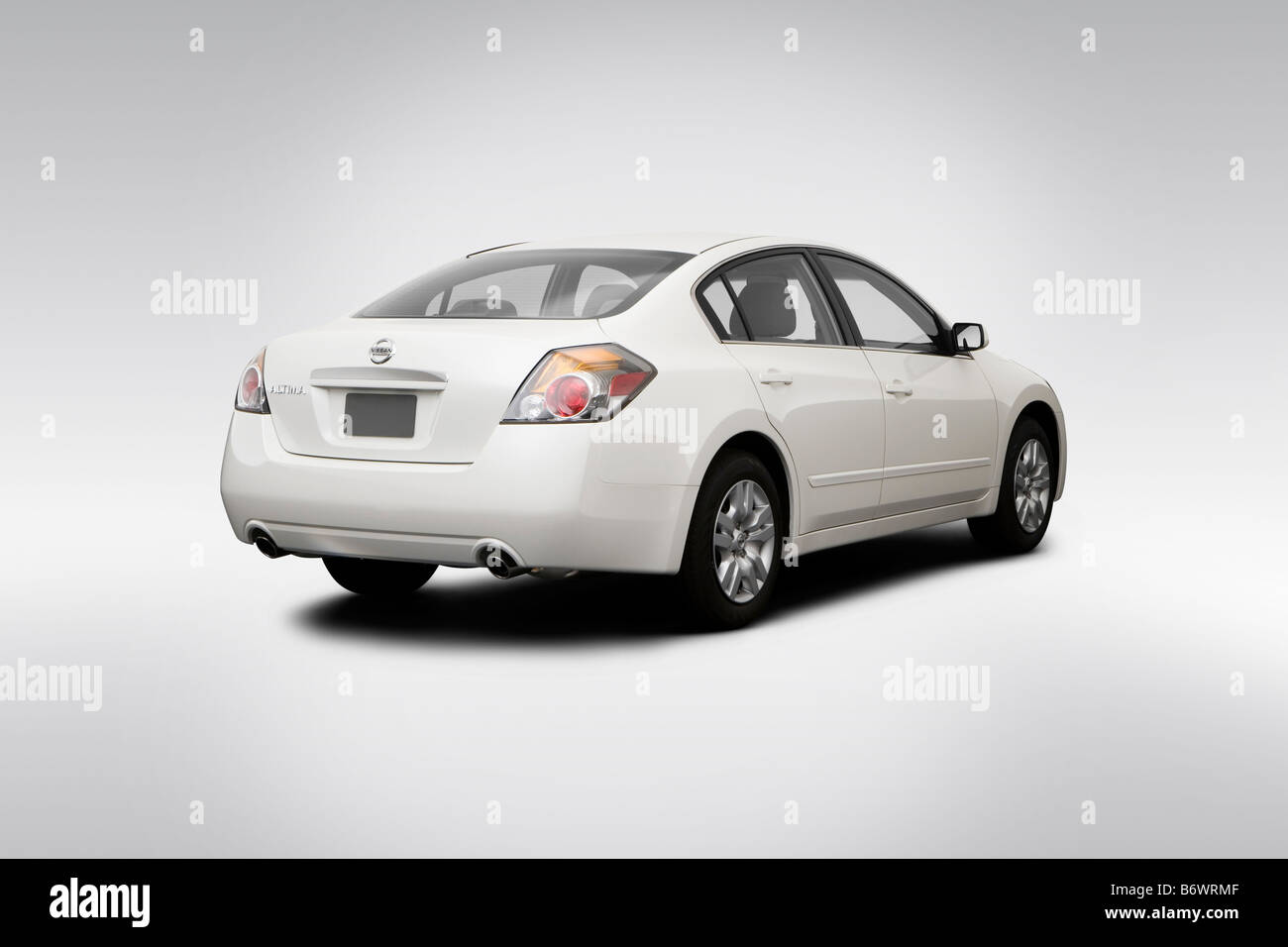 2009 Nissan Altima 2.5 in White - Rear angle view Stock Photo - Alamy