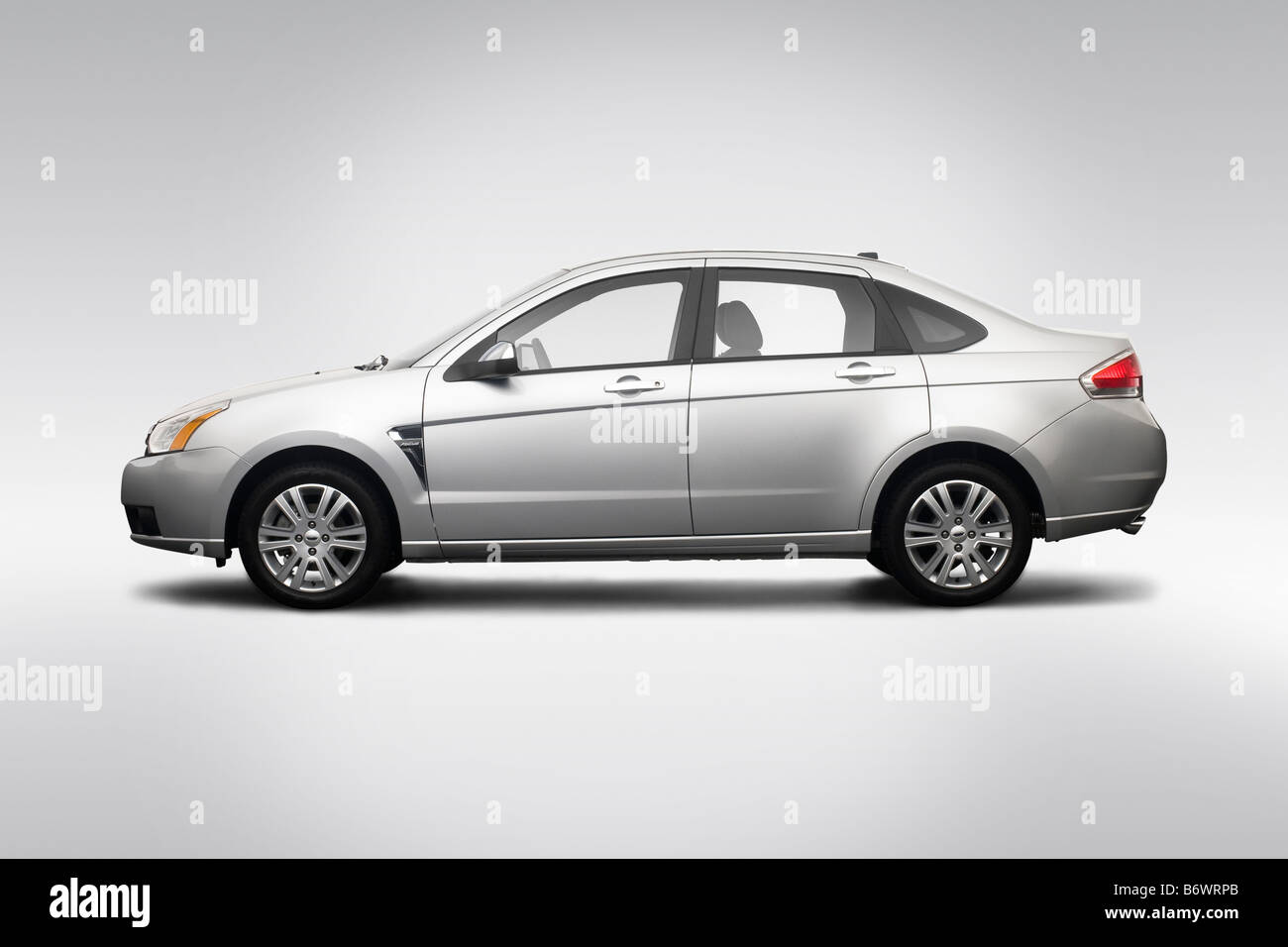 2009 Ford Focus SEL in Silver - Drivers Side Profile Stock Photo - Alamy
