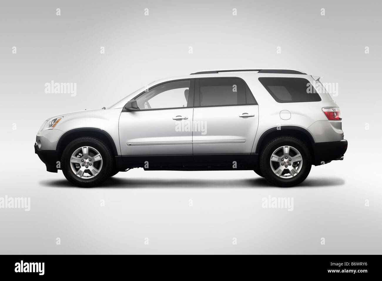 2009 GMC Acadia SLE 1 in Silver - Drivers Side Profile Stock Photo - Alamy