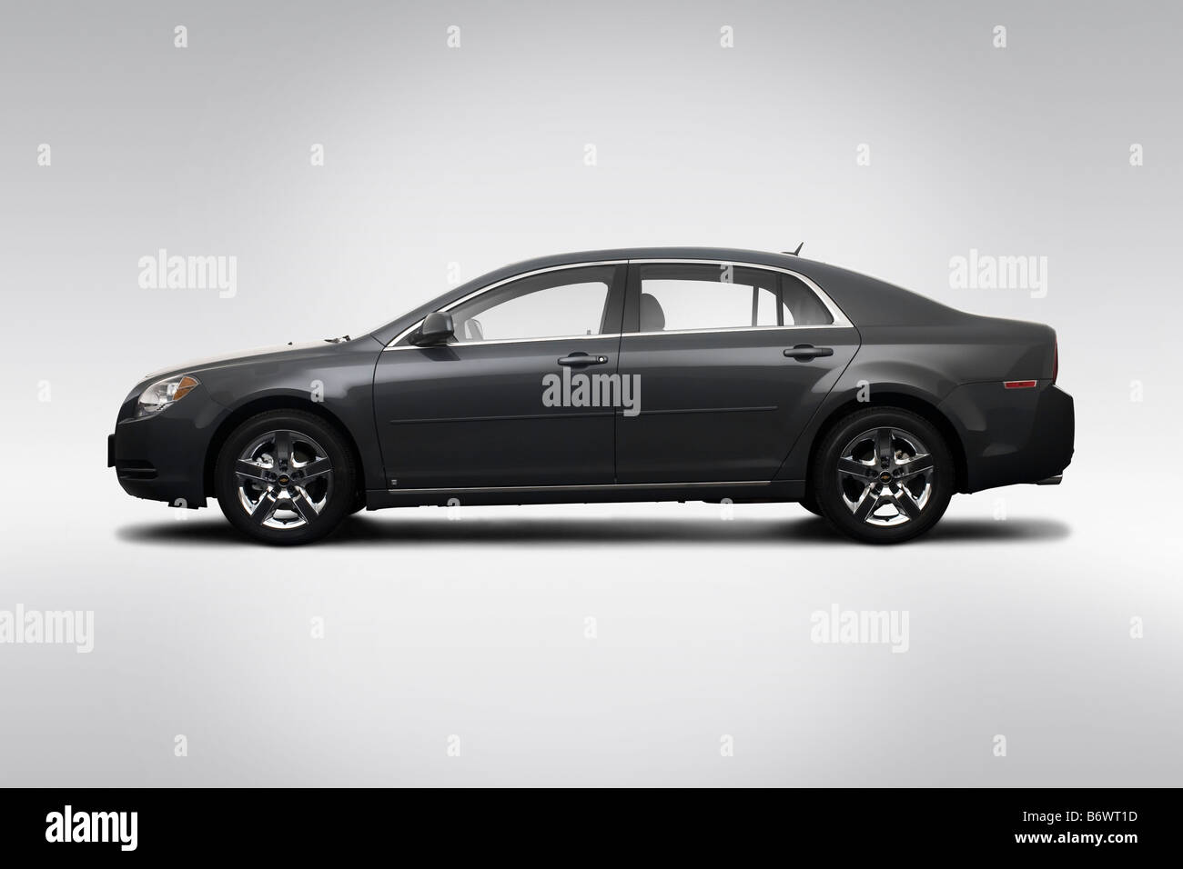 2009 Chevrolet Malibu LT in Gray - Drivers Side Profile Stock Photo - Alamy