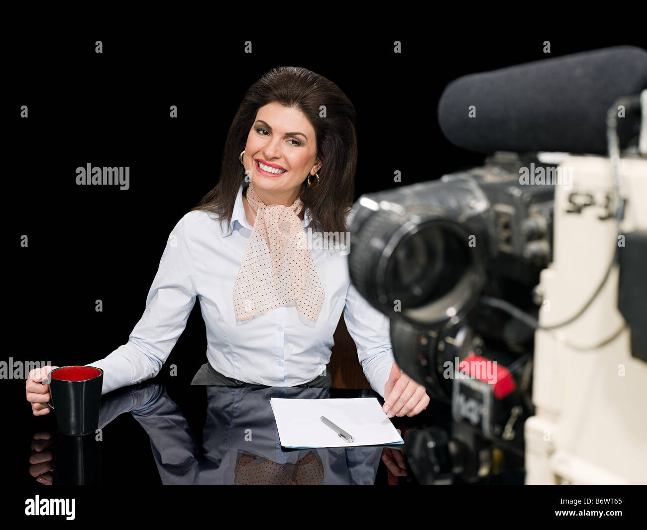 Black woman with news tv camera hi-res stock photography and images - Alamy