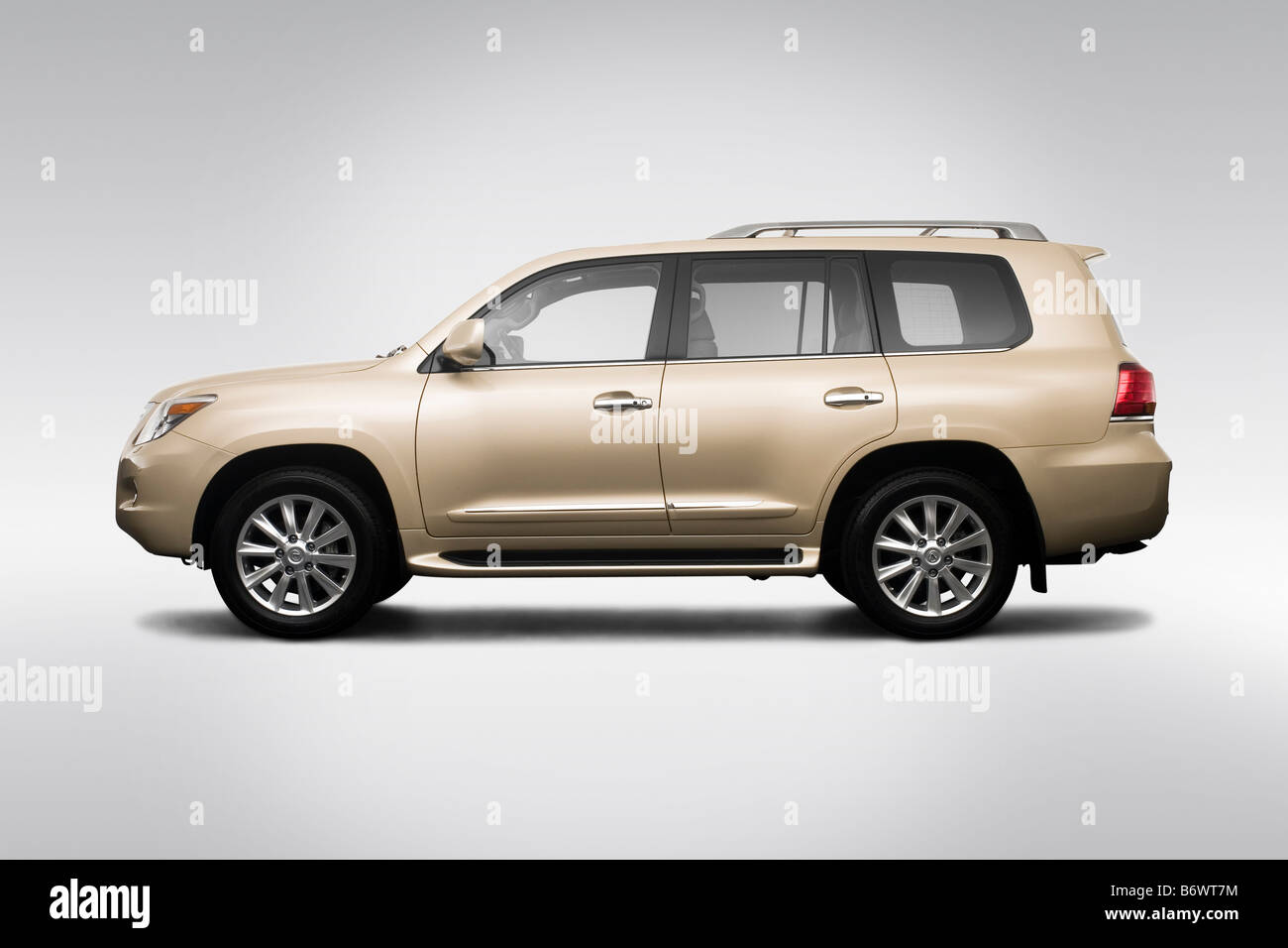 2008 Lexus LX LX570 in Gold - Drivers Side Profile Stock Photo - Alamy