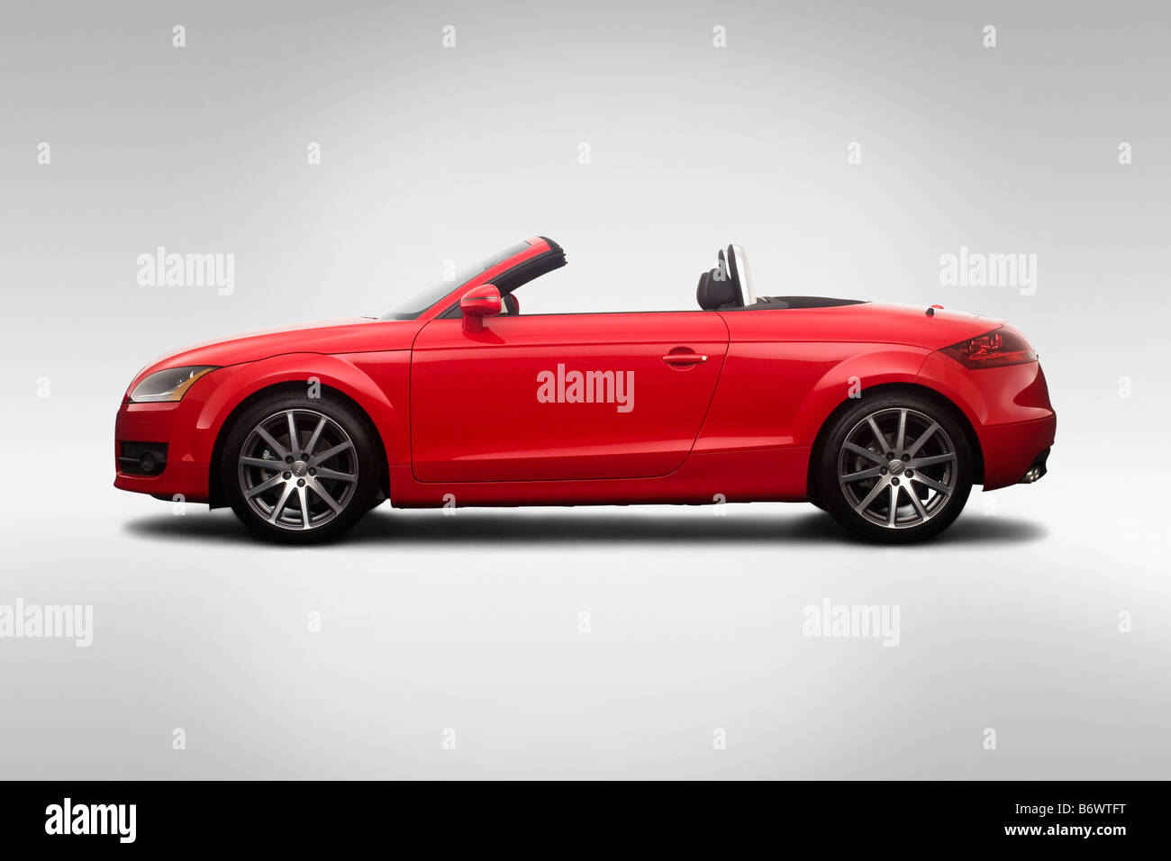 Audi tt convertible side profile hi-res stock photography and images ...