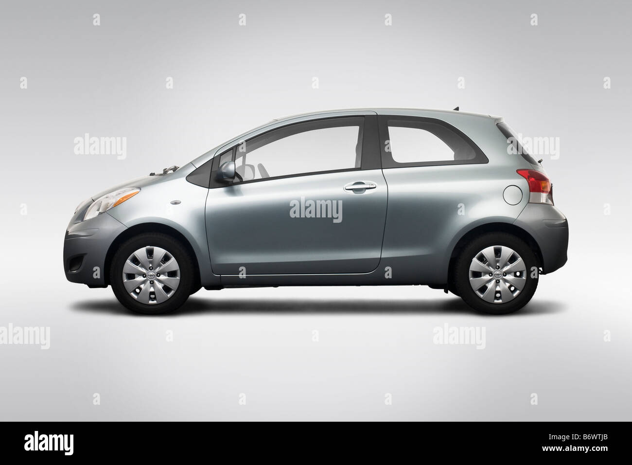 2009 Toyota Yaris in Gray - Drivers Side Profile Stock Photo - Alamy