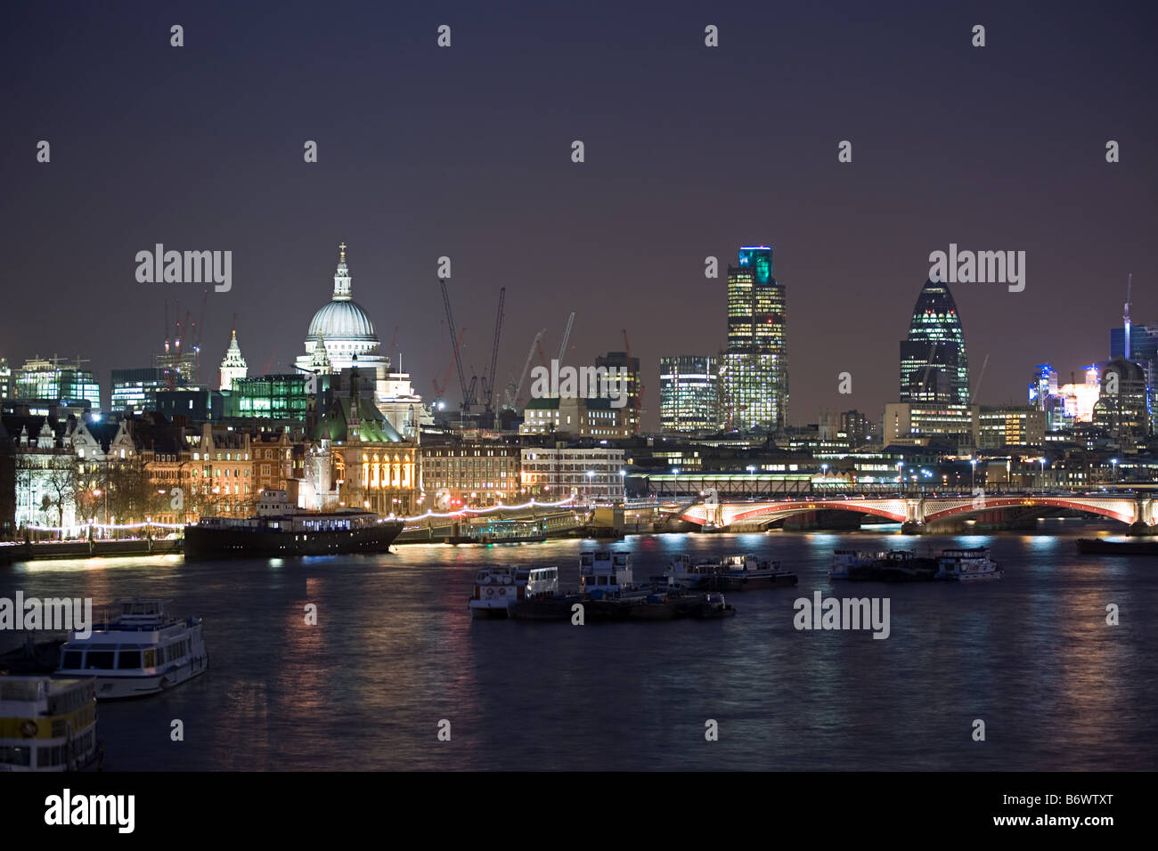 London skyline night hi-res stock photography and images - Alamy
