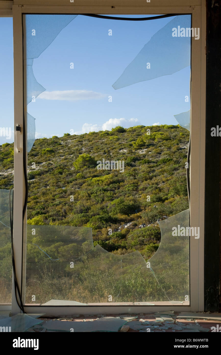 Broken structures hi-res stock photography and images - Alamy