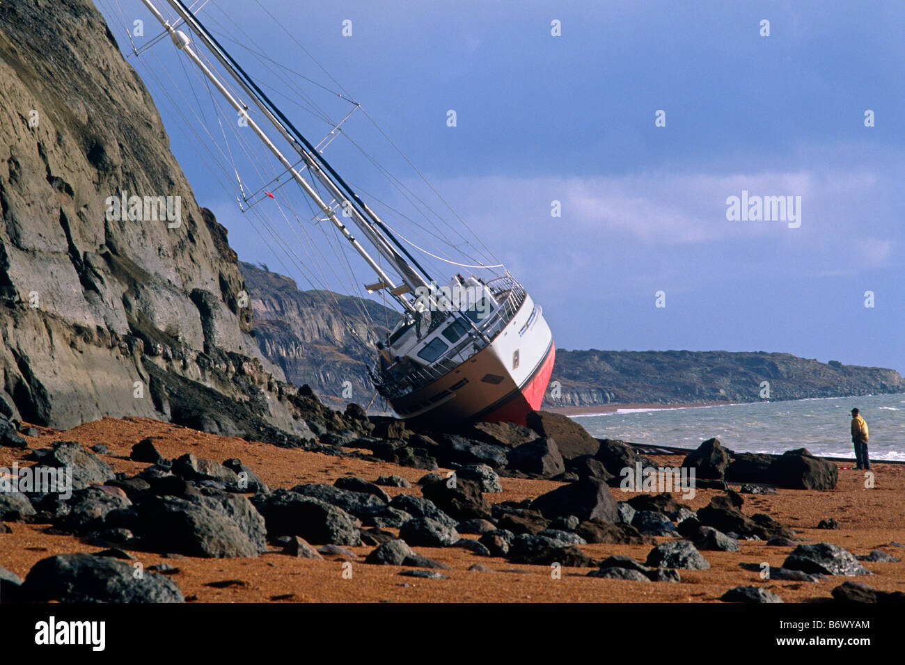 Boat aground on rocks hi-res stock photography and images - Alamy