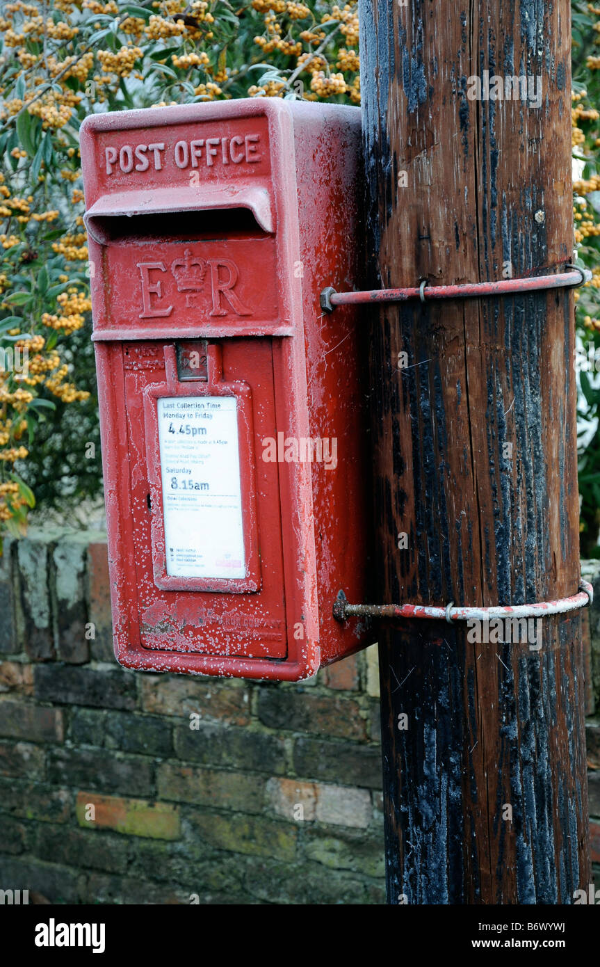 A frosty post box on a winter's morning in England Stock Photo - Alamy