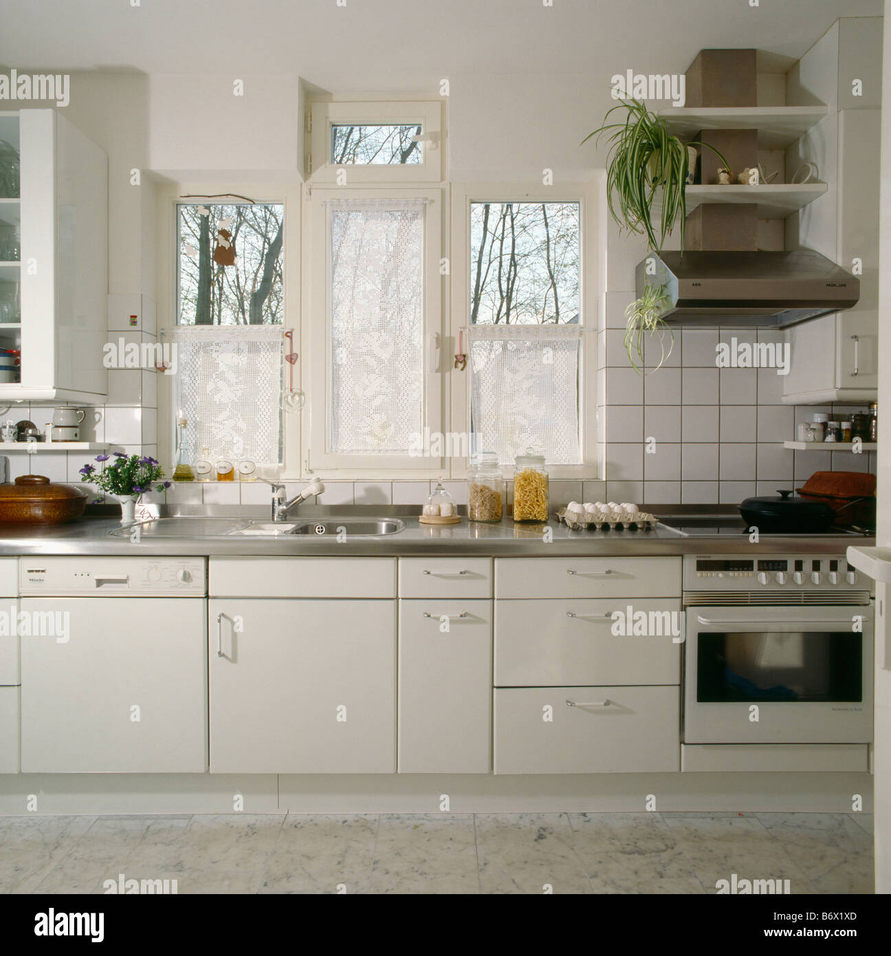 Modern kitchens with blinds hi-res stock photography and images - Alamy