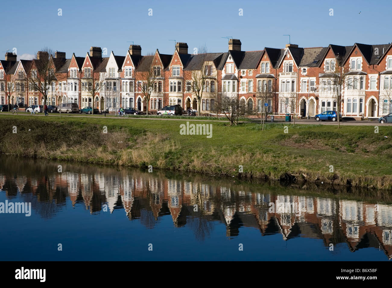 River taff embankment hi-res stock photography and images - Alamy