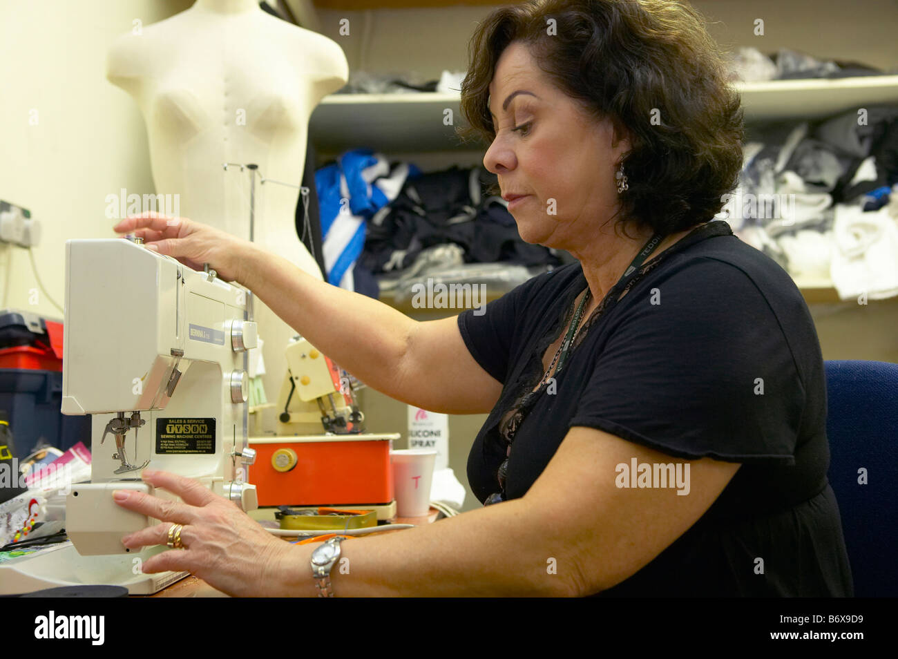 Woman at a sewing machine, sewing Stock Photo - Alamy