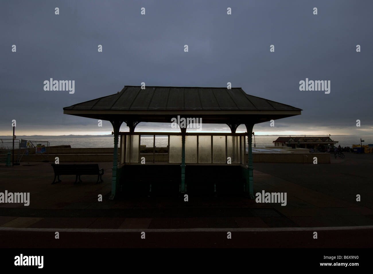 Brighton seafront bench hi-res stock photography and images - Alamy