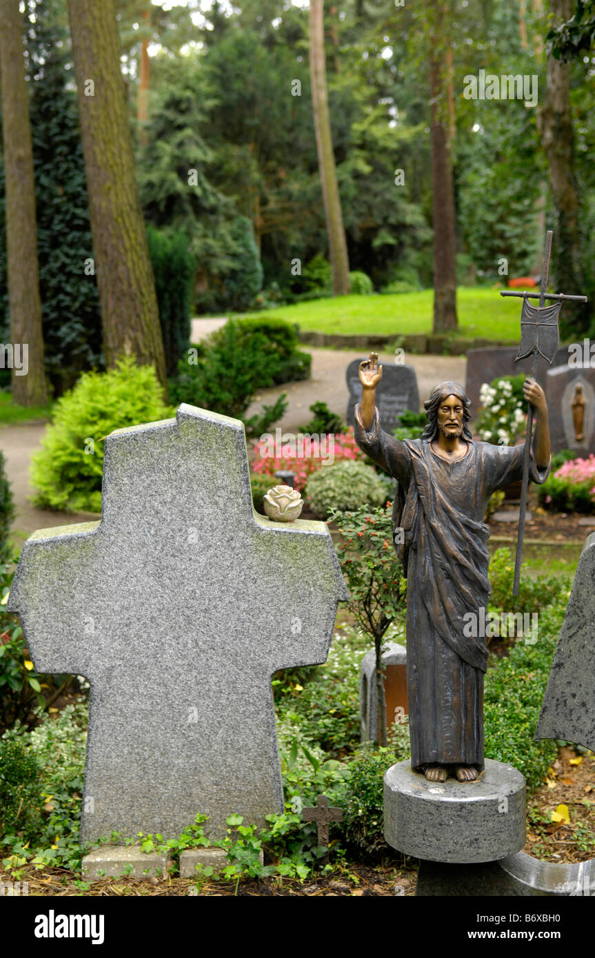 statuette jesus christ friedhof sennelager cemetery graveyard headstone ...
