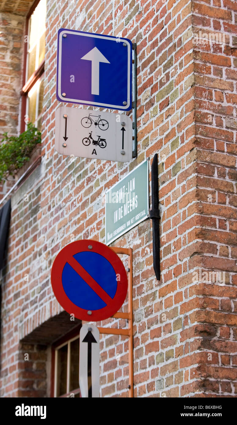 One Way Traffic Sign Bicycle Stock Photos & One Way Traffic Sign ...