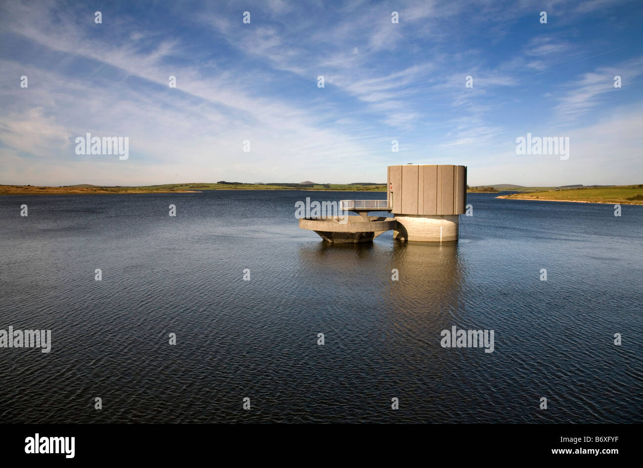 South west water colliford reservoir hi-res stock photography and ...
