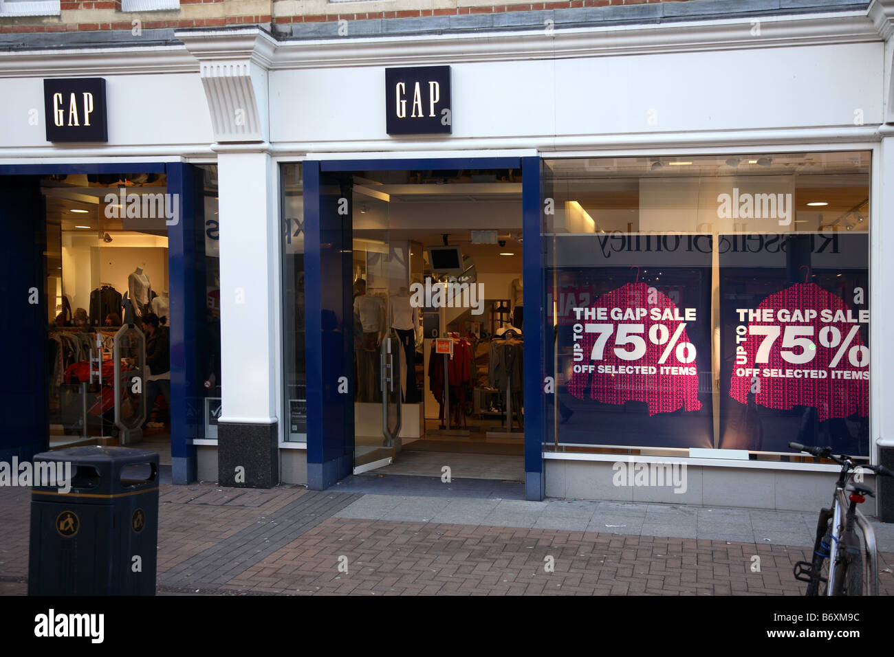 Gap closing down hi-res stock photography and images - Alamy