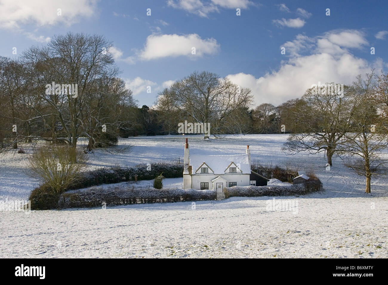 English cottage in snow hi-res stock photography and images - Alamy