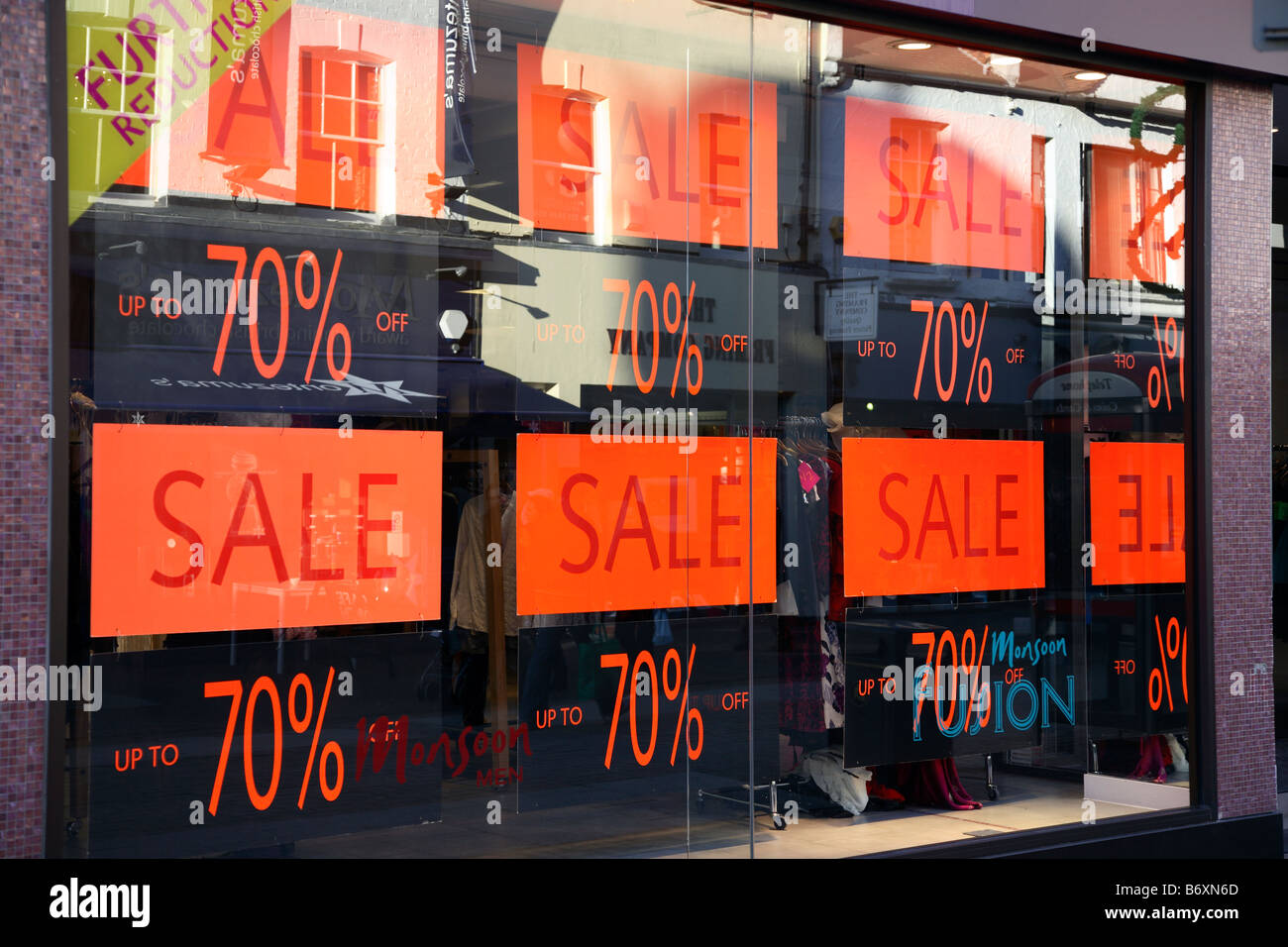 Shop window all stock must go sign hi-res stock photography and images ...