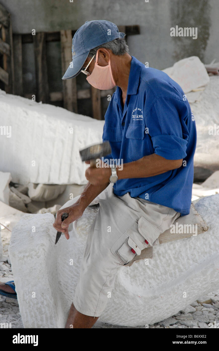 Vietnam - stonemasons at work, Vietnamese marble factory Stock Photo ...