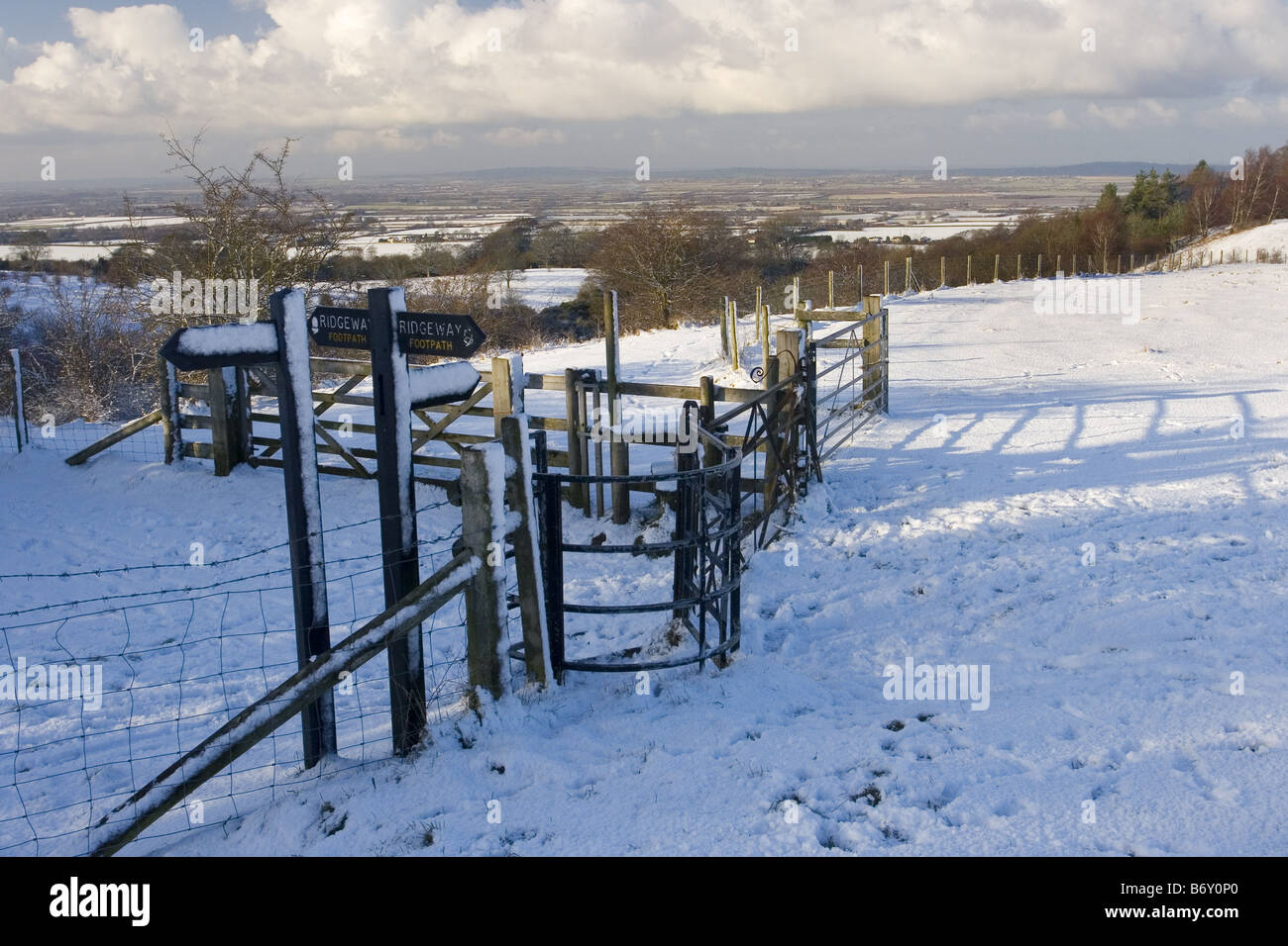 Ridgeway path in snow Stock Photo - Alamy