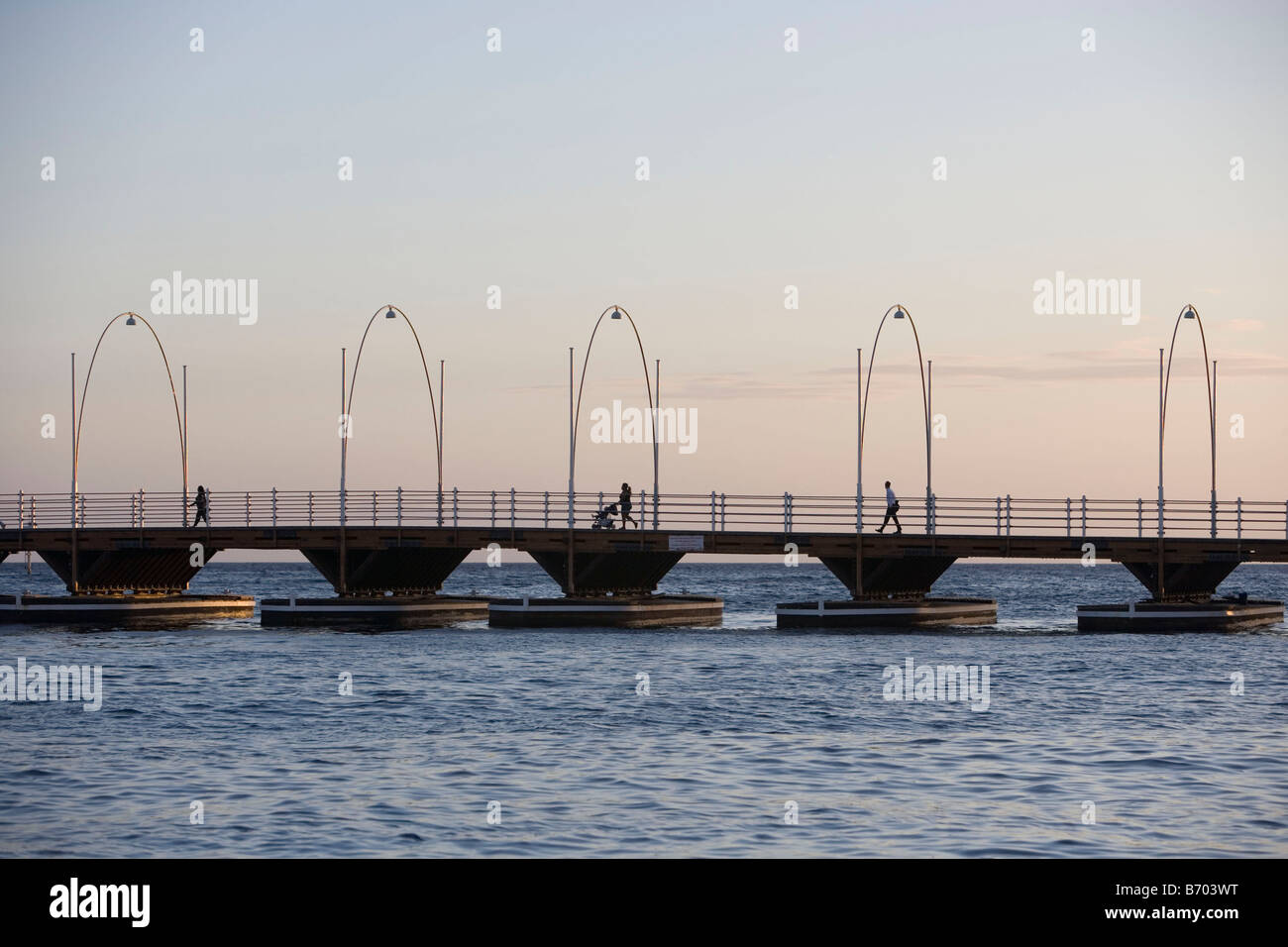 Queen Emma Pontoon Bridge, Connecting Otrabanda and Punda, Willemstad ...