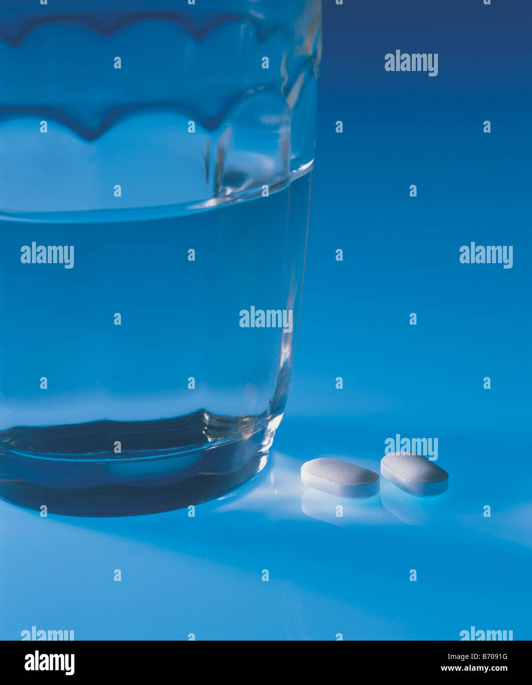 pills beside a glass of water Stock Photo - Alamy