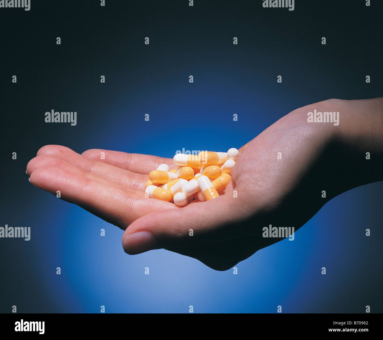 hand holding pills Stock Photo - Alamy