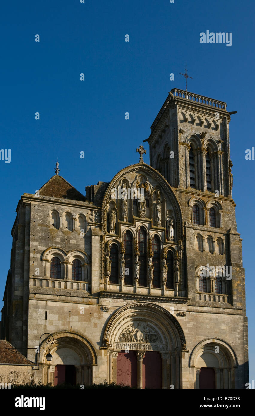 Tympanum vezelay hi-res stock photography and images - Alamy