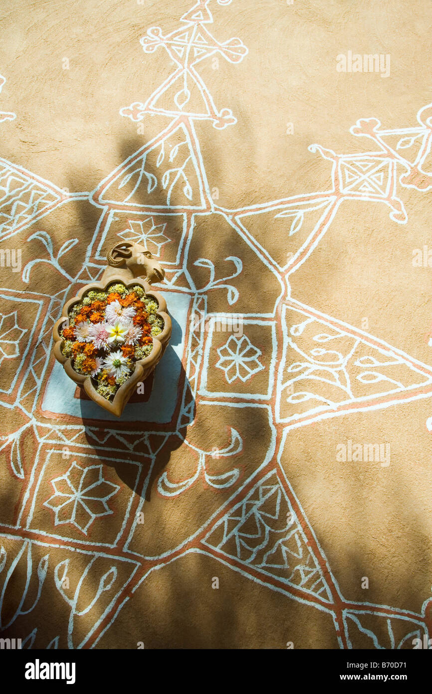 Flower and color rangoli hi-res stock photography and images - Alamy