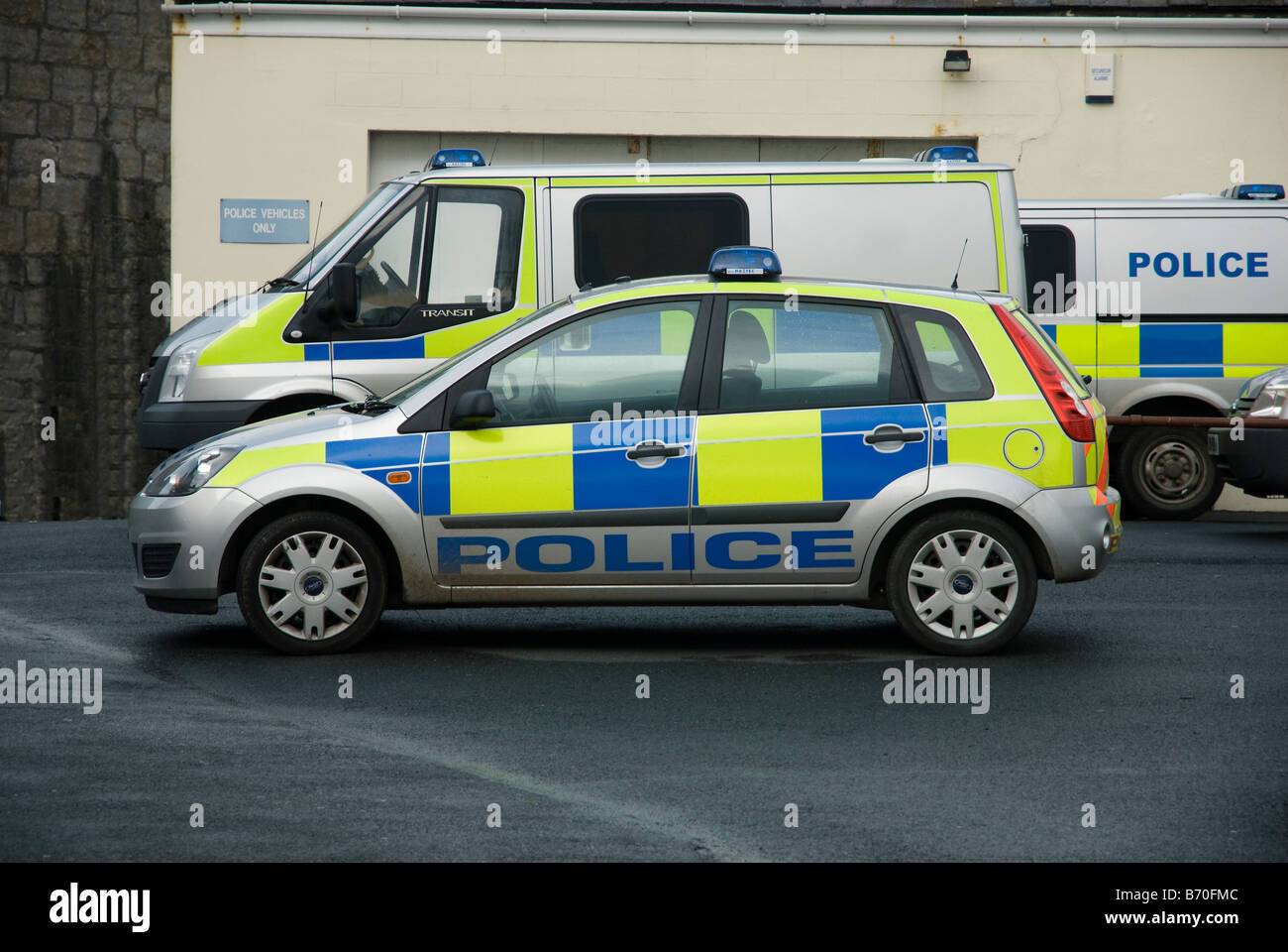 Side view uk police car hi-res stock photography and images - Alamy