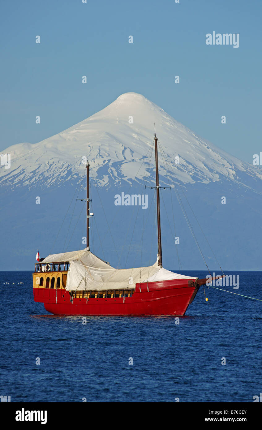 Volcano front view hi-res stock photography and images - Alamy