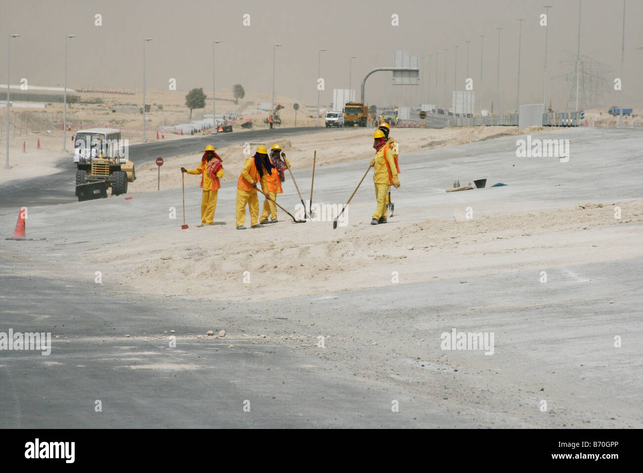 Workers dubai hi-res stock photography and images - Alamy