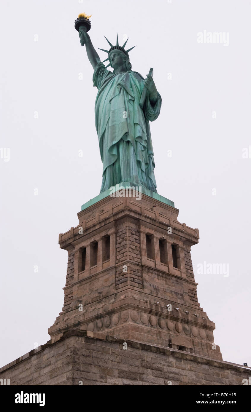 ellis island statue of liberty Stock Photo - Alamy