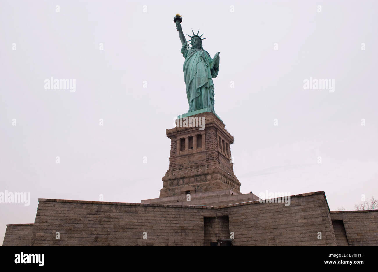 ellis island statue of liberty Stock Photo - Alamy