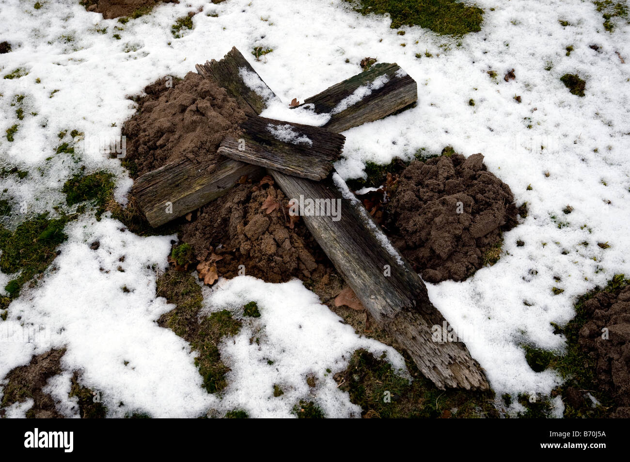 Snow on a grave hi-res stock photography and images - Alamy