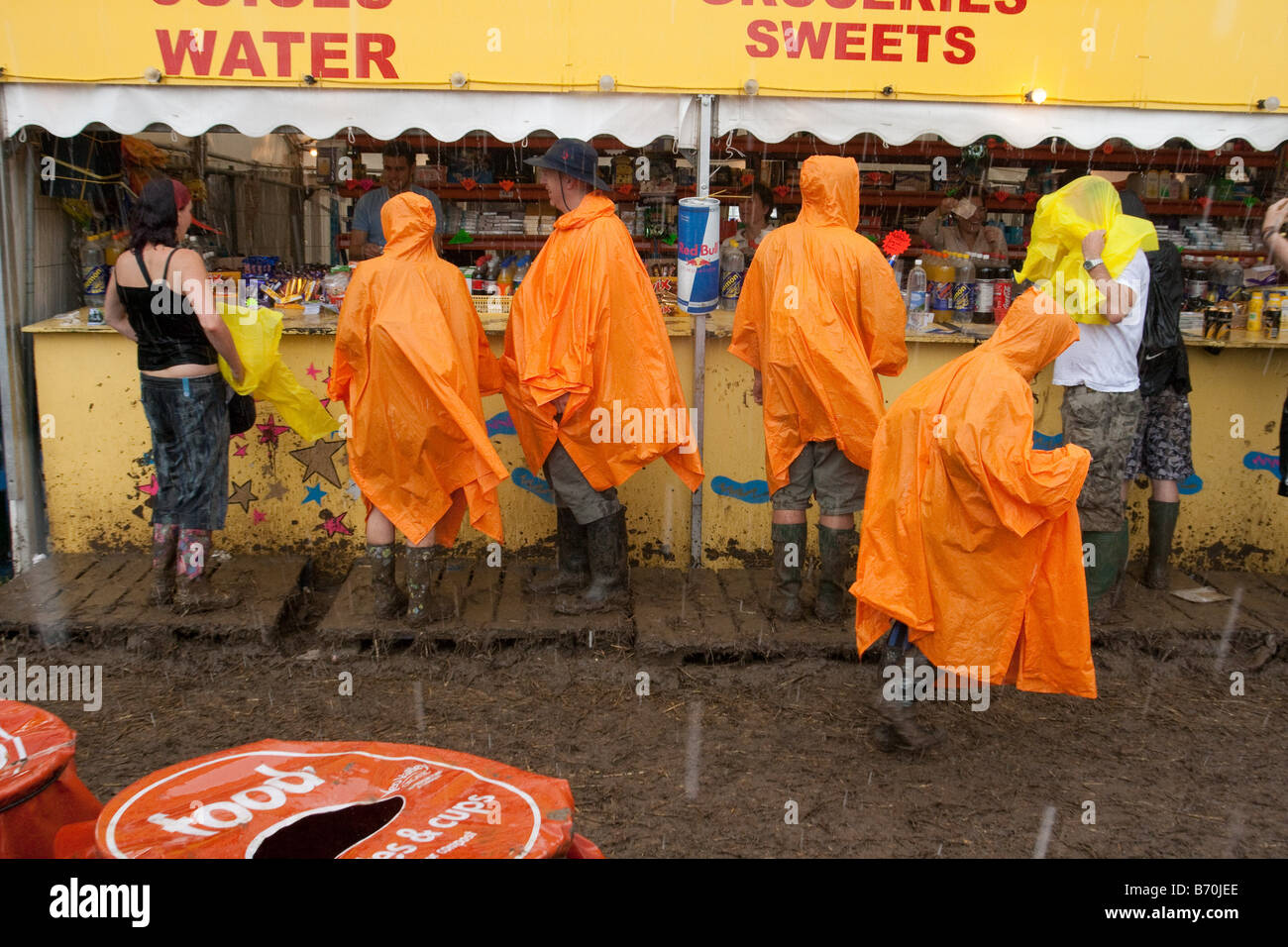 Taking cover from rain hi-res stock photography and images - Alamy