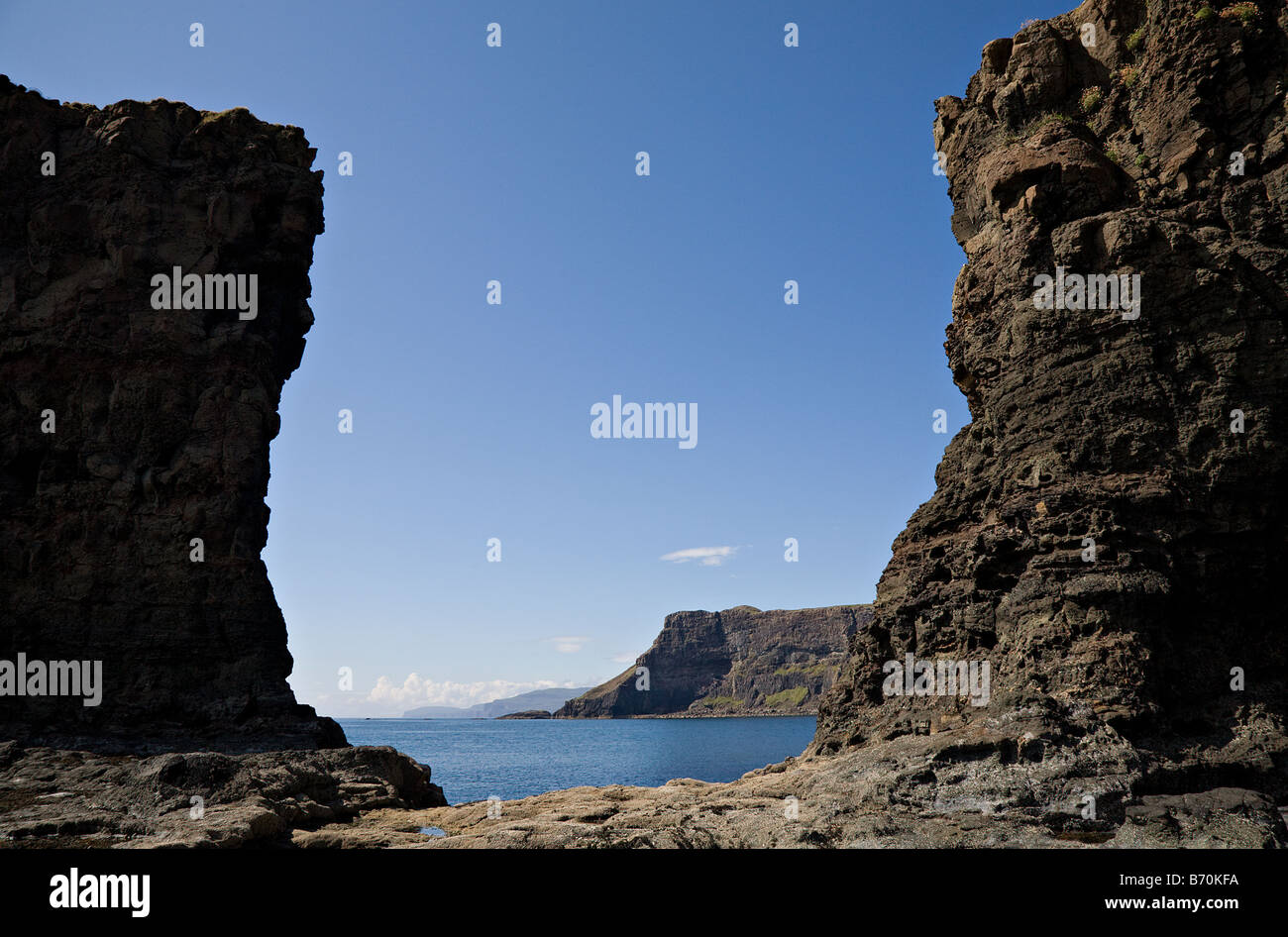 Outcrops at Talisker Bay, Isle of Skye, Scotland Stock Photo - Alamy