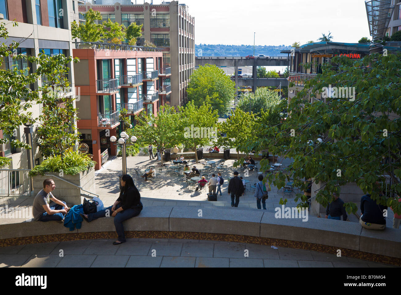 Busy plaza hi-res stock photography and images - Alamy
