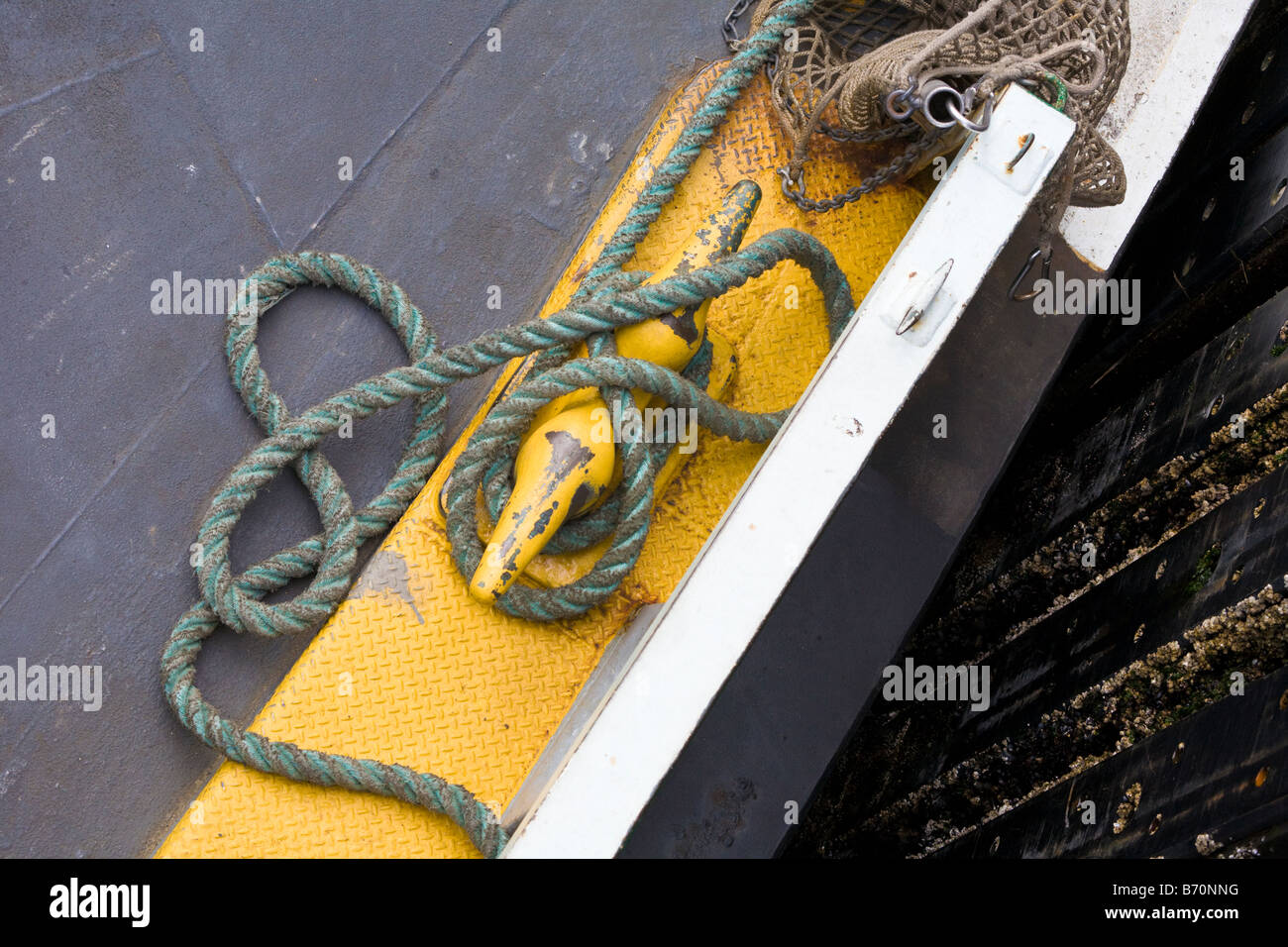 Rope wrapped loosely around cleat on ship deck Stock Photo - Alamy