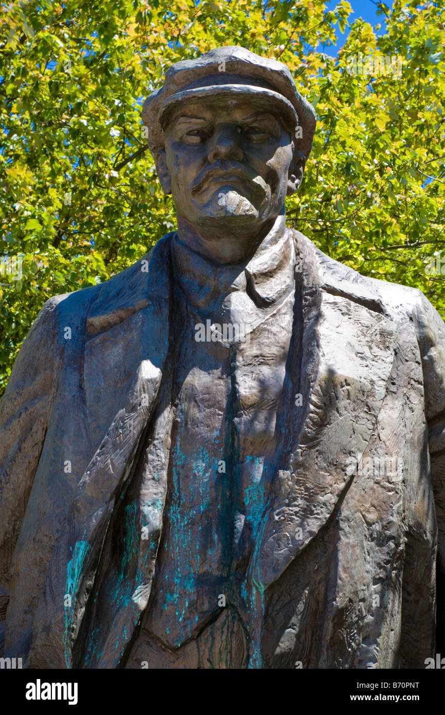 Bronze sculpture of Lenin in Fremont neighborhood of Seattle Washington ...