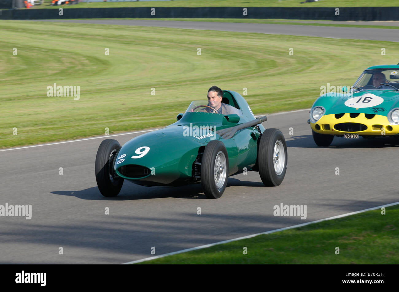 Goodwood revival historic race motorsport racing hi-res stock ...