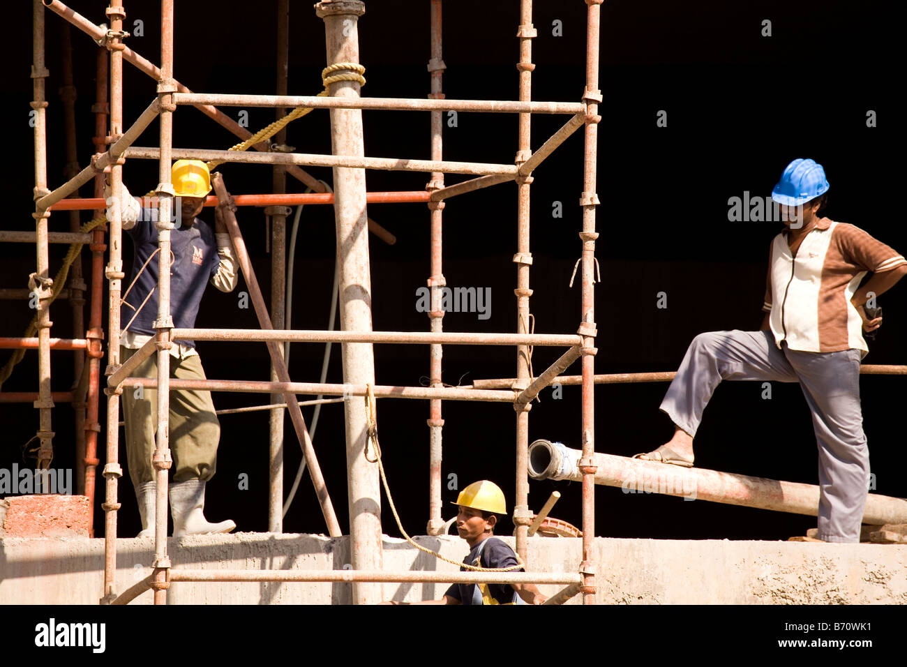 India workers hat hi-res stock photography and images - Alamy