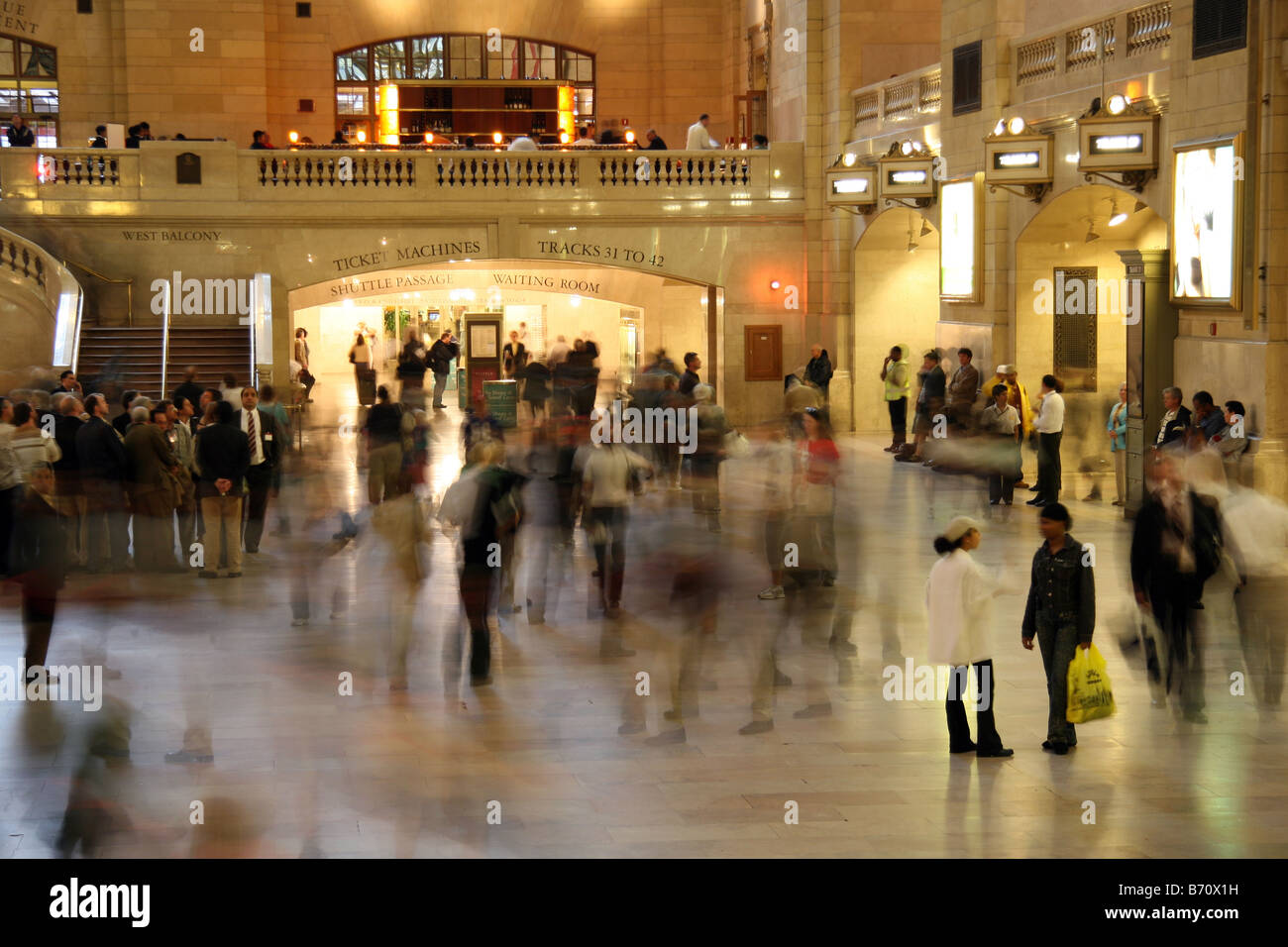 Passengers moving grand central time hi-res stock photography and ...
