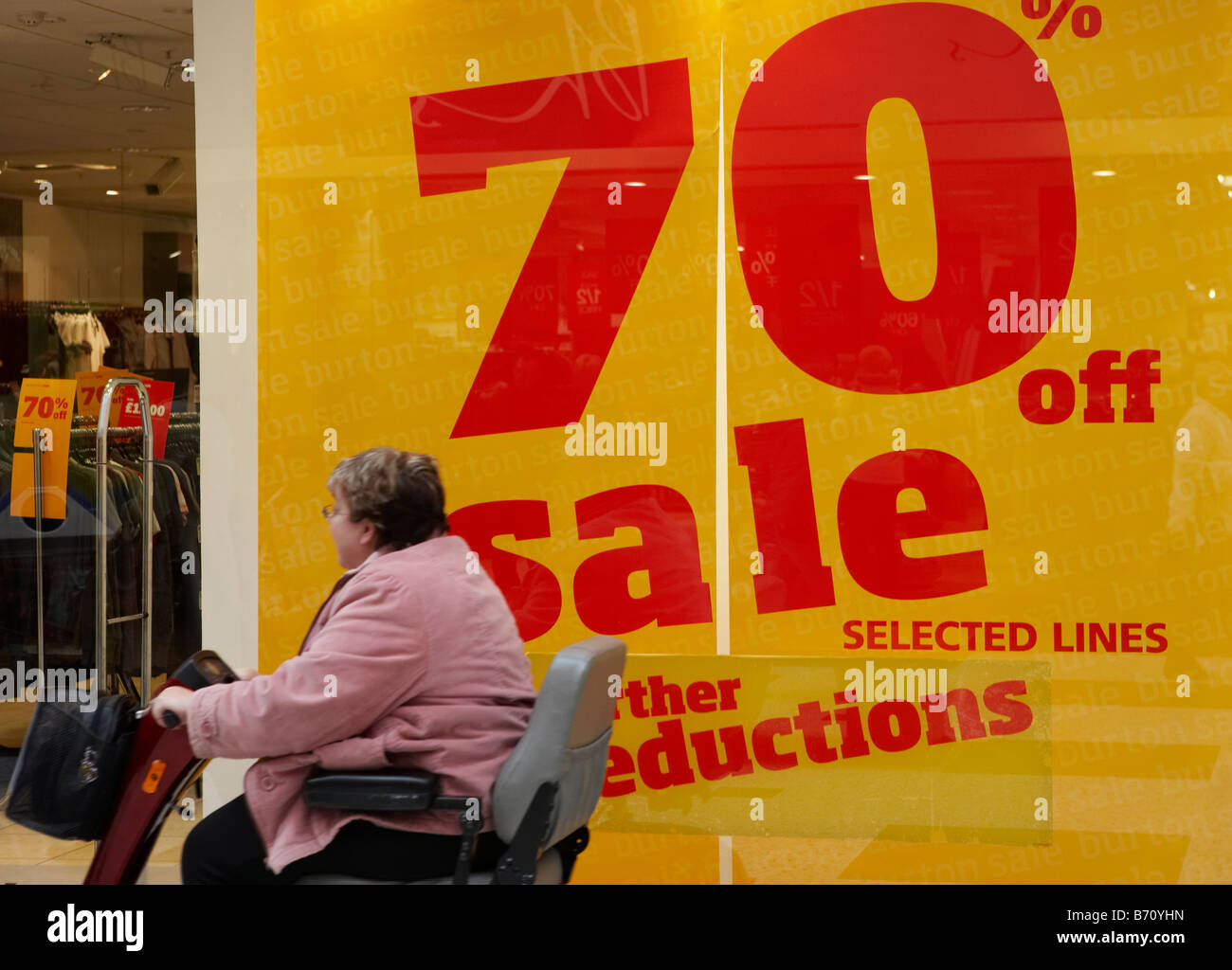 SHOP WINDOW SALE SALES SIGN PRICE REDUCTION SAVE SAVING MONEY CHRISTMAS ...