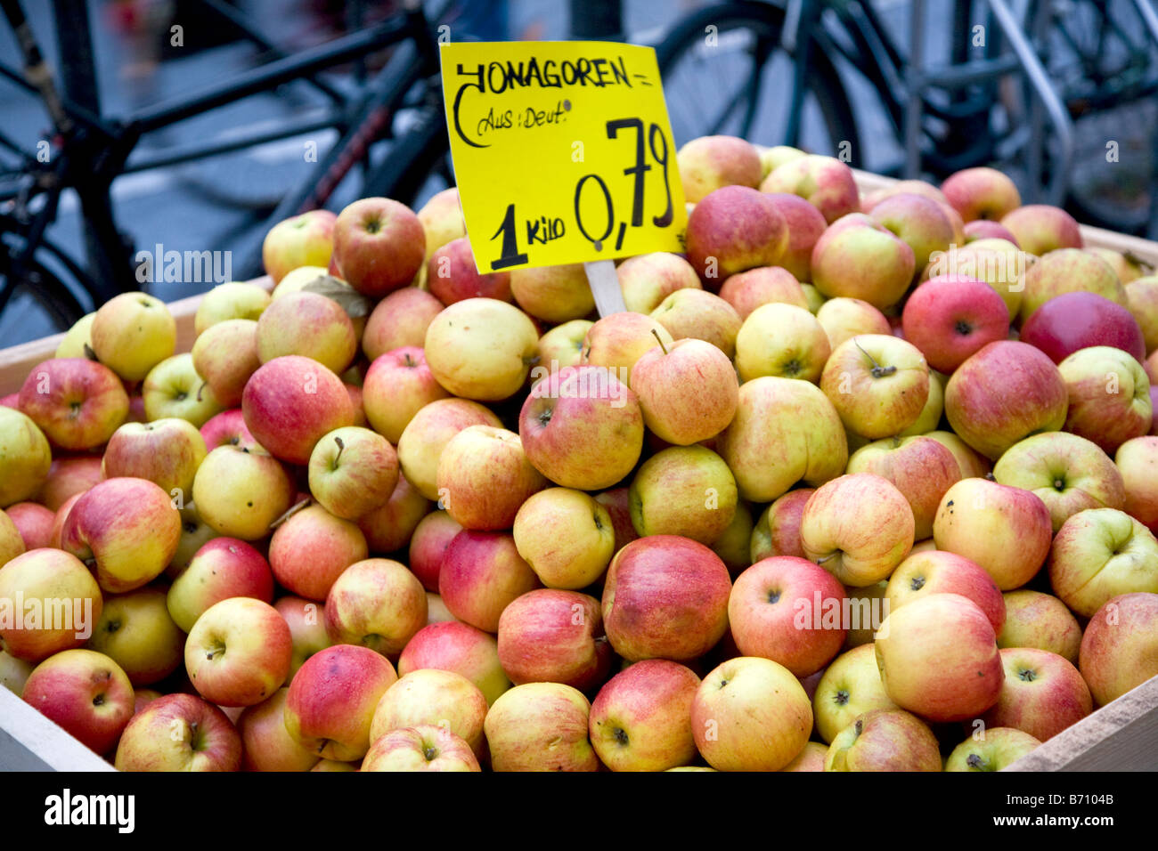 Crate of apples at market Stock Photo - Alamy