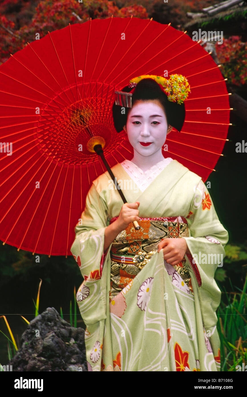 Maiko (apprentice geisha) in garden, Kyoto, Japan Stock Photo - Alamy